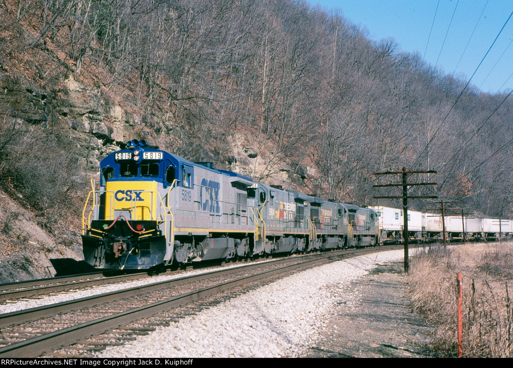 CSX 5819 leads 3 other B36-7 0n Q135 at,